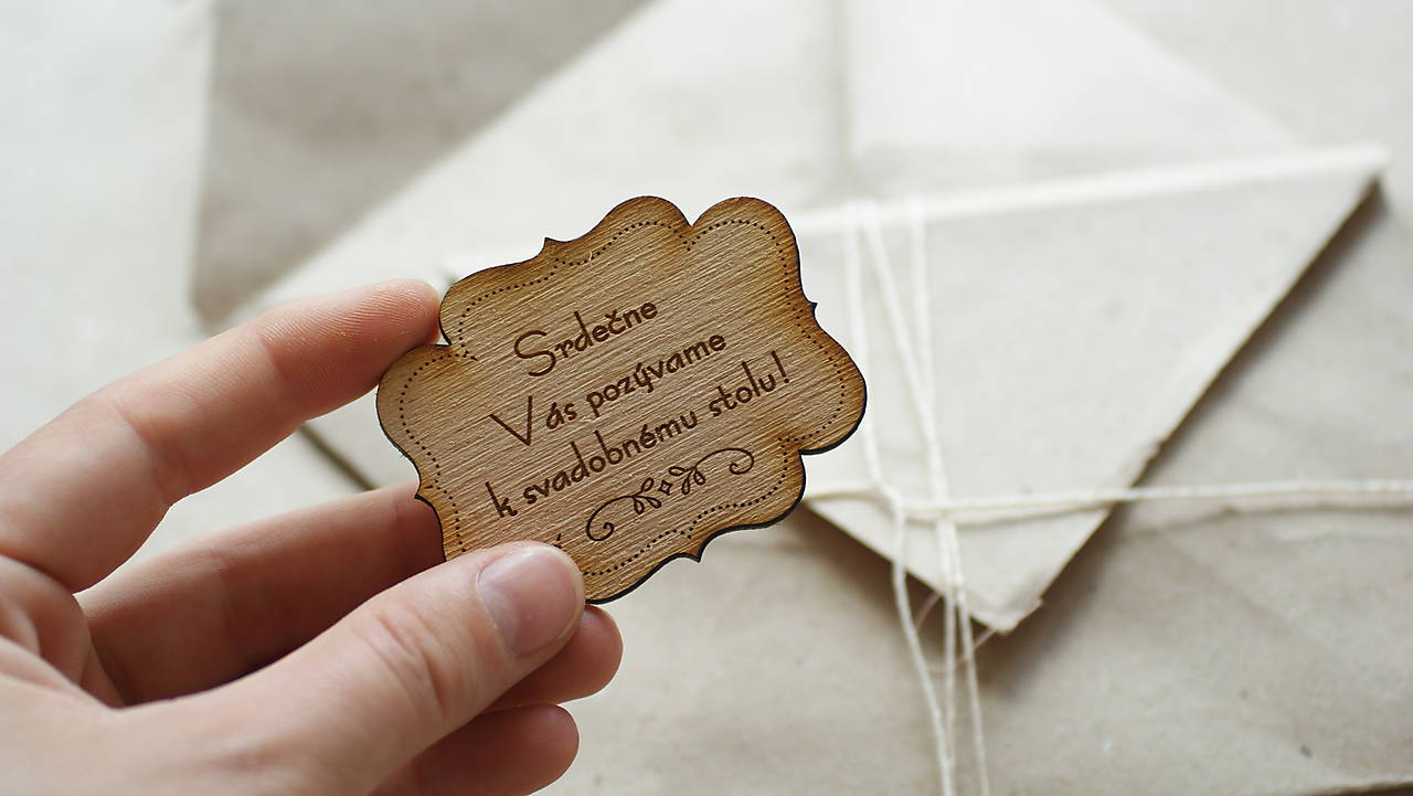 Drevené gravírované pozvanie k stolu Laura / Elart - SAShE.sk