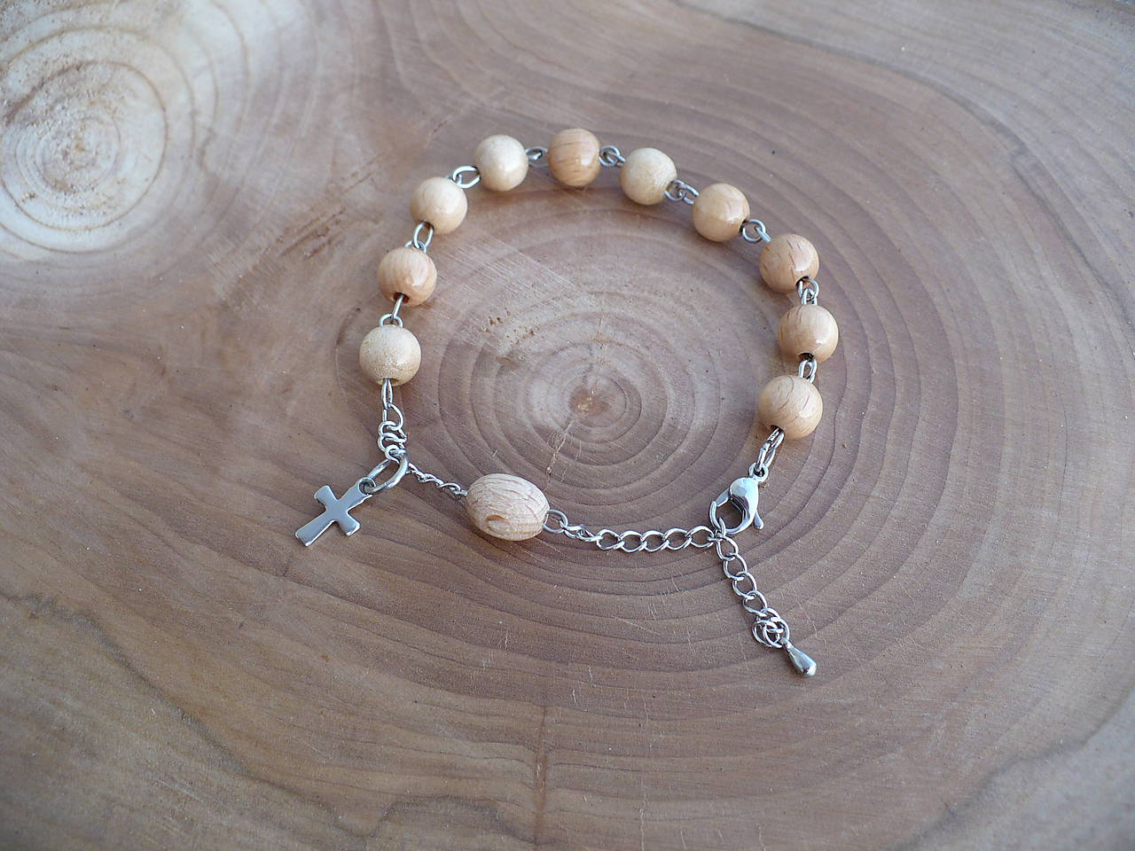 Ruženec na ruku z drevených korálok a komponentov z chirurgickej ocele ...