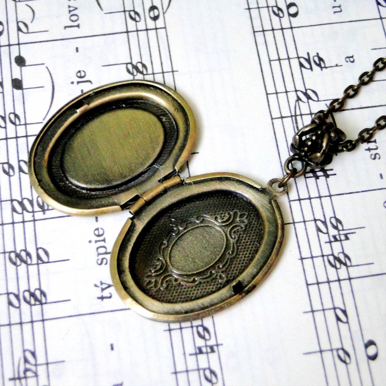 Golden Obsidian Locket Necklace / Oválny otvárací medailón so zlatým ...