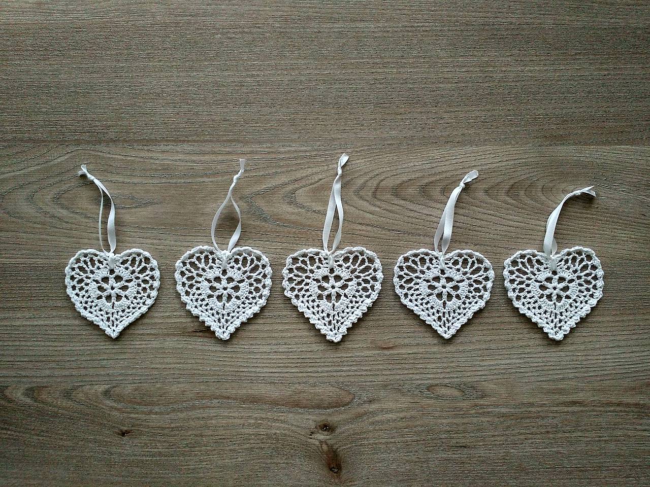 Háčkované srdiečka I / redoma - SAShE.sk