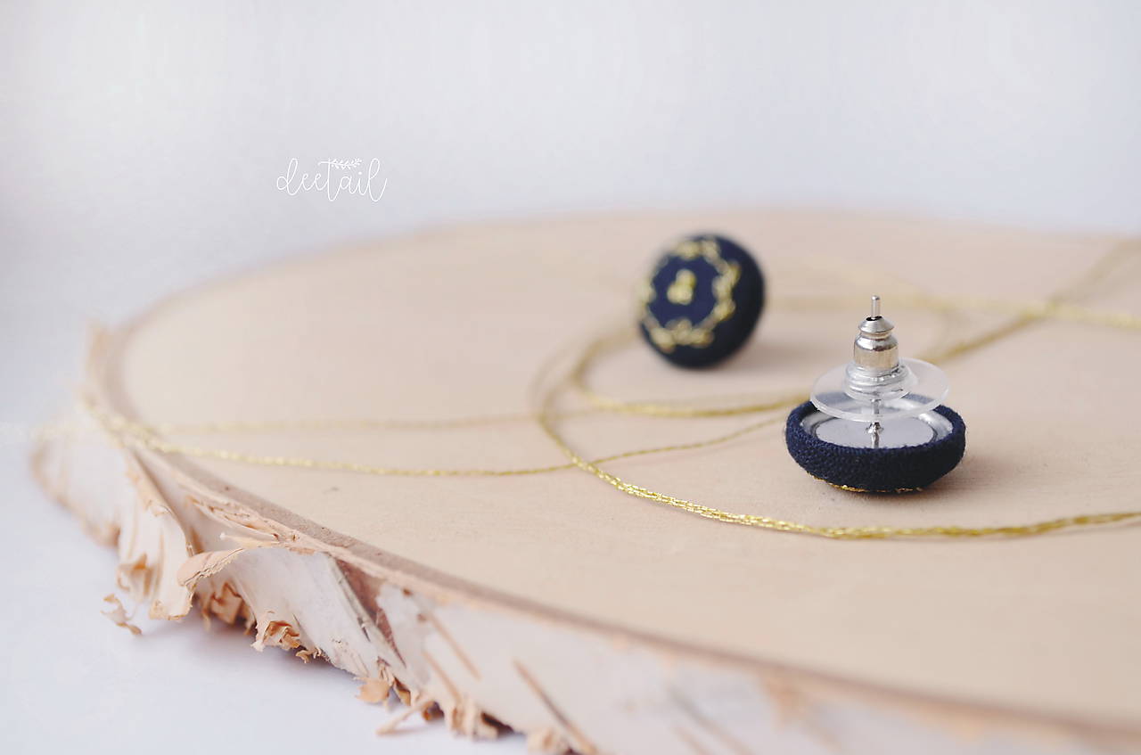 Zlaté venčeky v tm.modrom objatí - malé / deetail - SAShE.sk