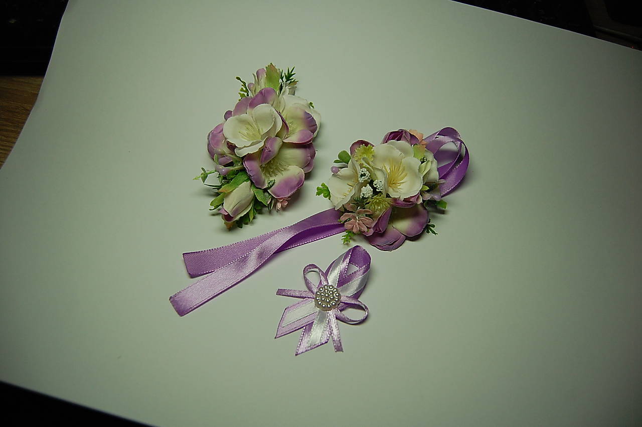 Pierko pre hostí, pierko pre ženícha, náramok vo farbe lila a ivory, aj ...