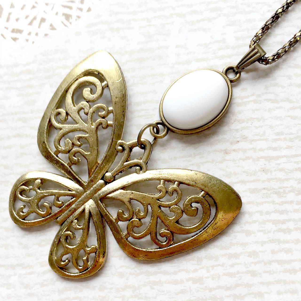 Bronze Butterfly White Jade Necklace / Náhrdelník s motýľom a mramorom ...