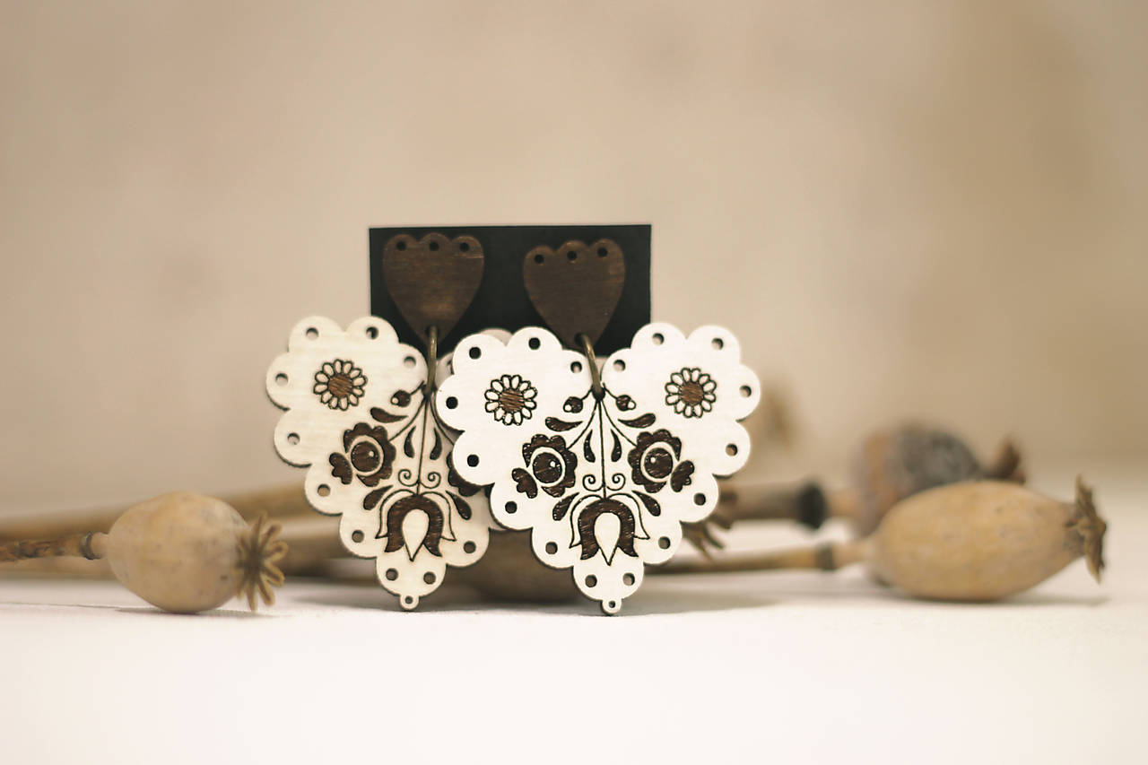 Folklórky srdce (Bielo - hnedá) / Slovak.Roots - SAShE.sk