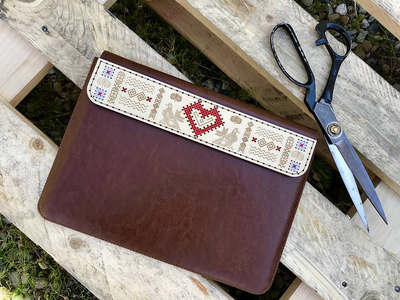 Kožené puzdro na tablet/notebook Folk hnedé - srdce / RedAnt - SAShE.sk
