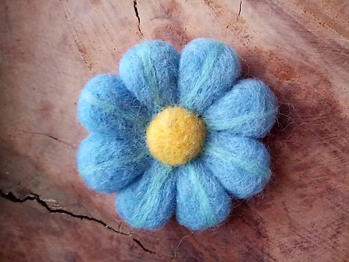 Plstená brošňa slabo modrá / IVCH - SAShE.sk