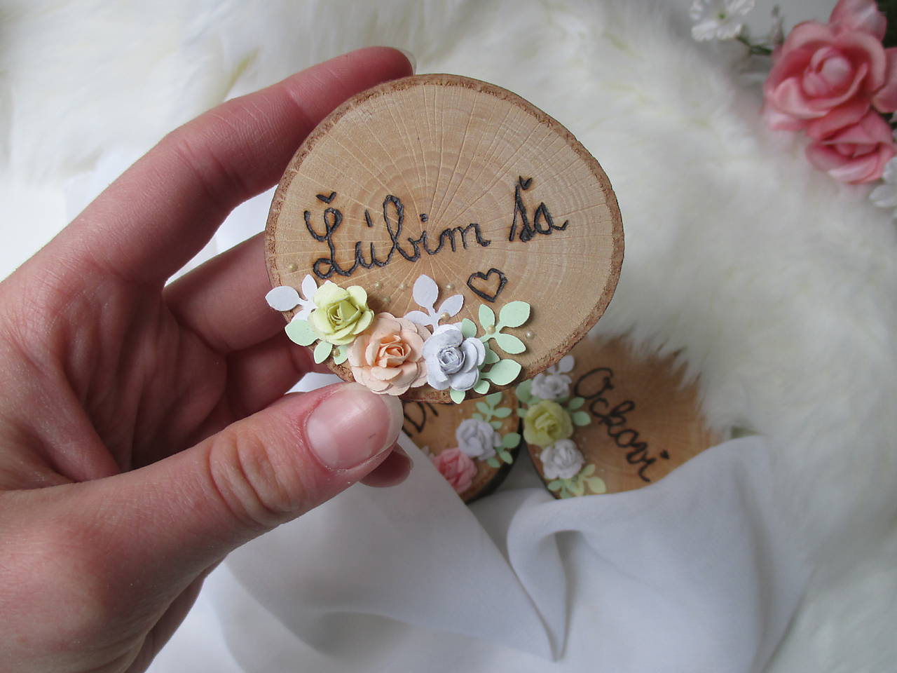 - 17% AKCIA Drevené placky/kolieska s vypáleným nápisom a ružičkami ...