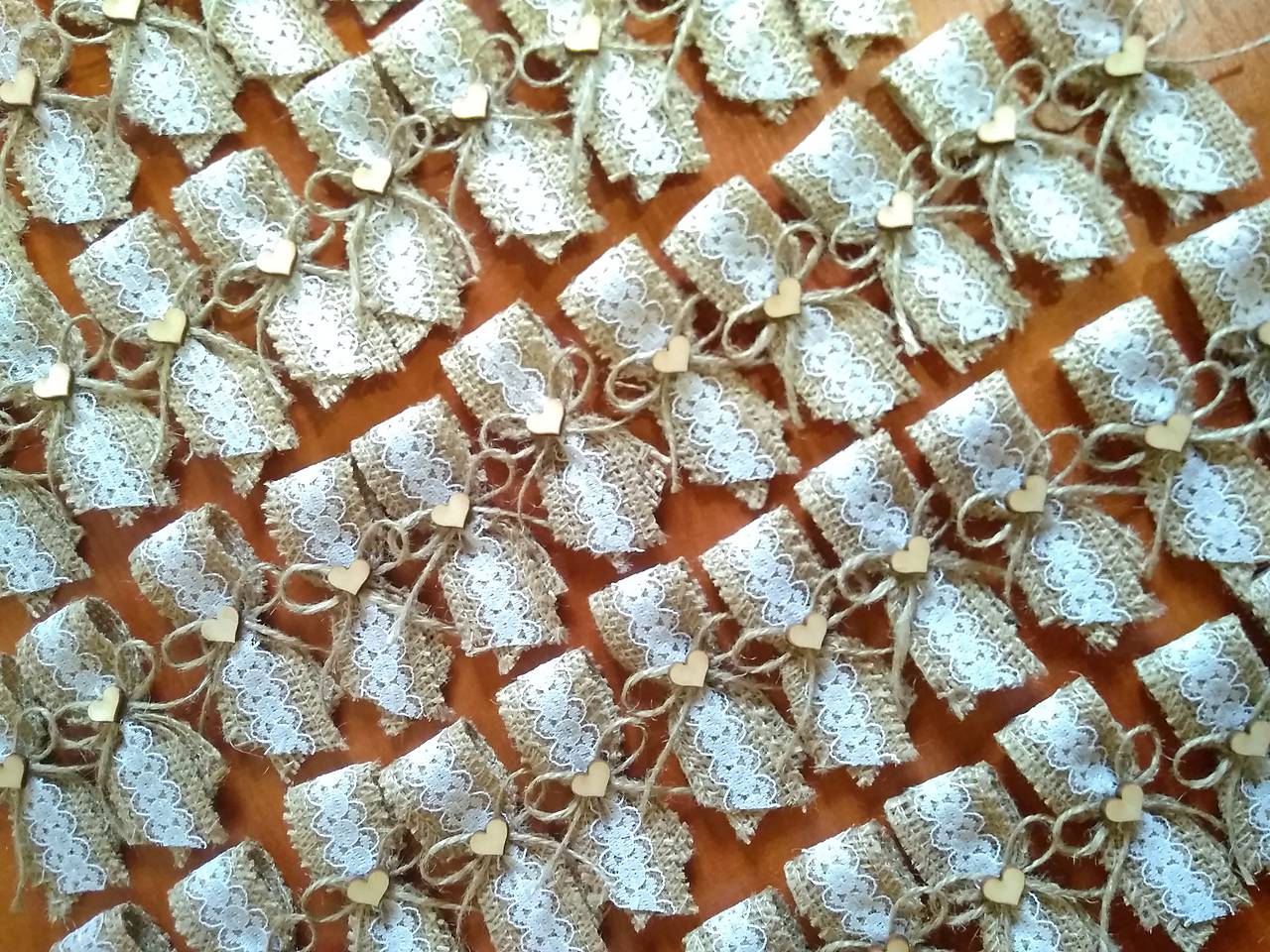 Jutové vintage pierko s čipkou (jutové pierko s čipkou pre hostí ...