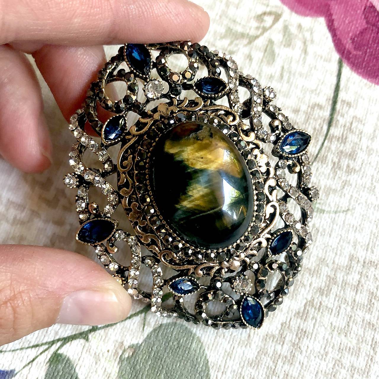 Filigree Chaton Falcon Eye Brooch / Filigránová brošňa so sokolím okom ...