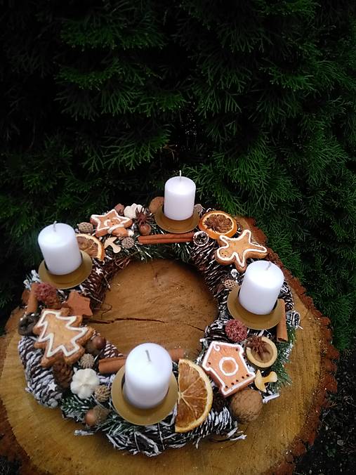 Prírodný adventný veniec s perníčkami, sušenými plodmi, sviečkami 30 cm ...