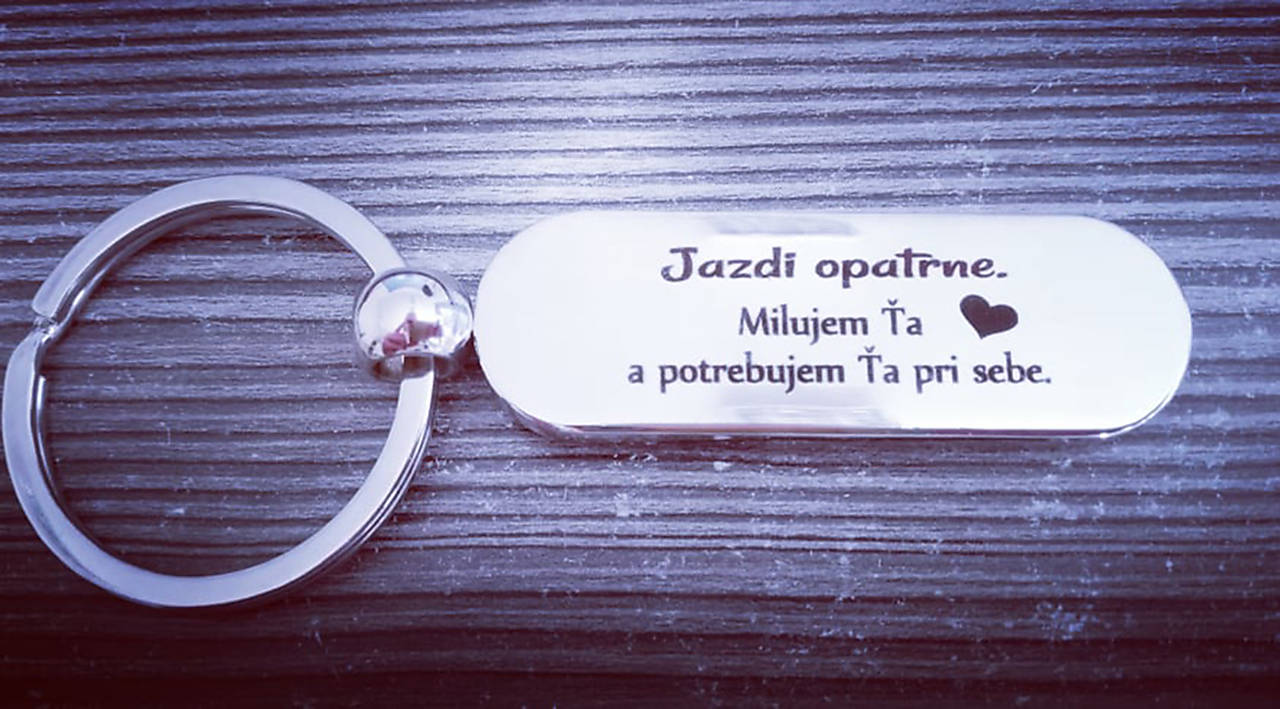 Prívesok na kľúče v tvare kapsule s gravírovaním textom: Jazdi opatrne ...
