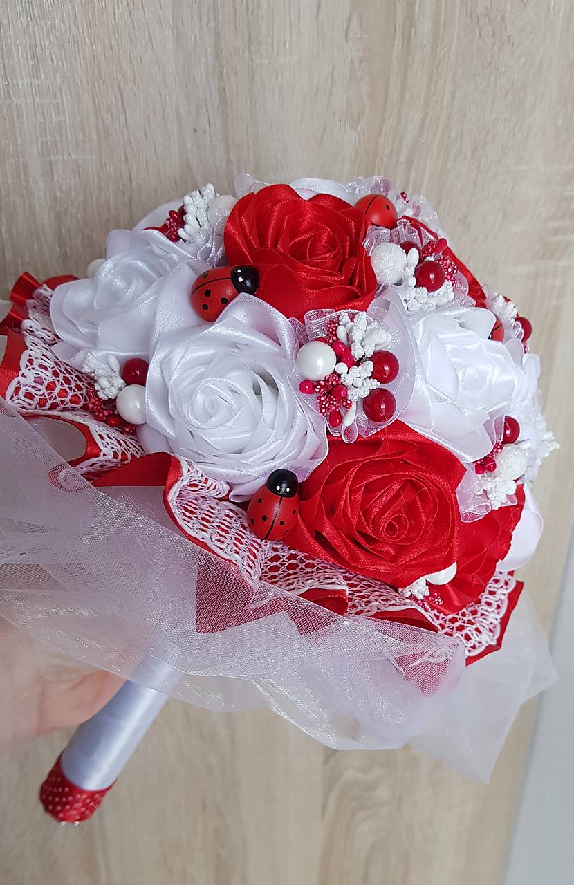 Kytica ruží červeno biela zo stúh s organzou a lienkami / satenovecelenky - SAShE.sk
