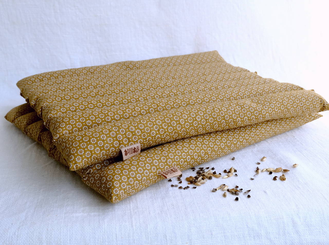 Funkčný FILKI sedák plnený šupkami (horčicové kvietky) / hakoska - SAShE.sk