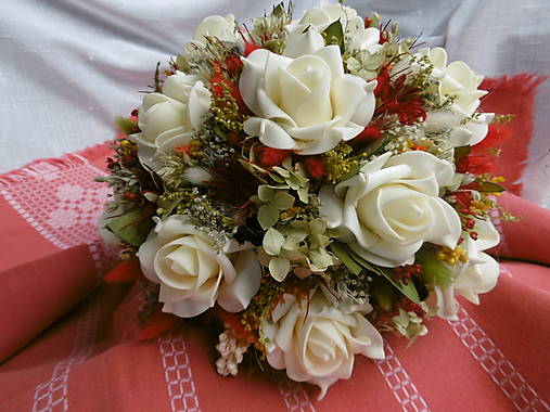 Červeno-biela kytica / KWEY - SAShE.sk