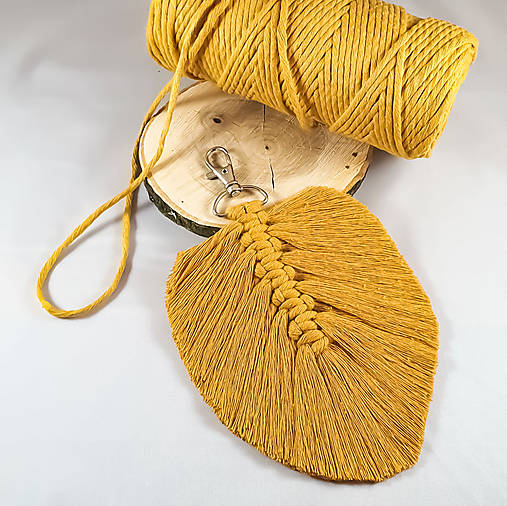 Prívesok list - makramé (Mustard) / LunaBox - SAShE.sk