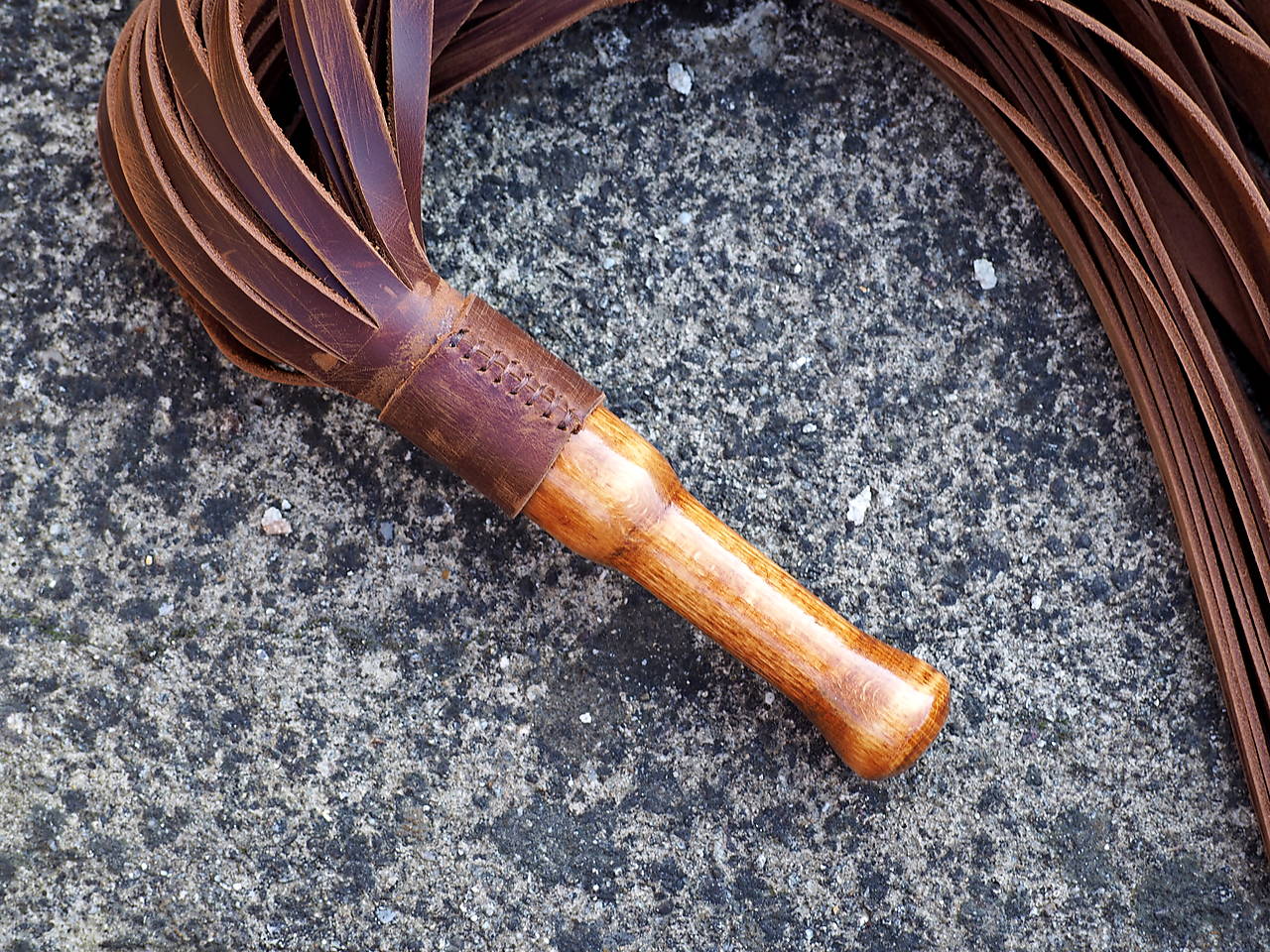 Hnedý kožený bič s drevenou rúčkou ( handmade ) / leon - SAShE.sk