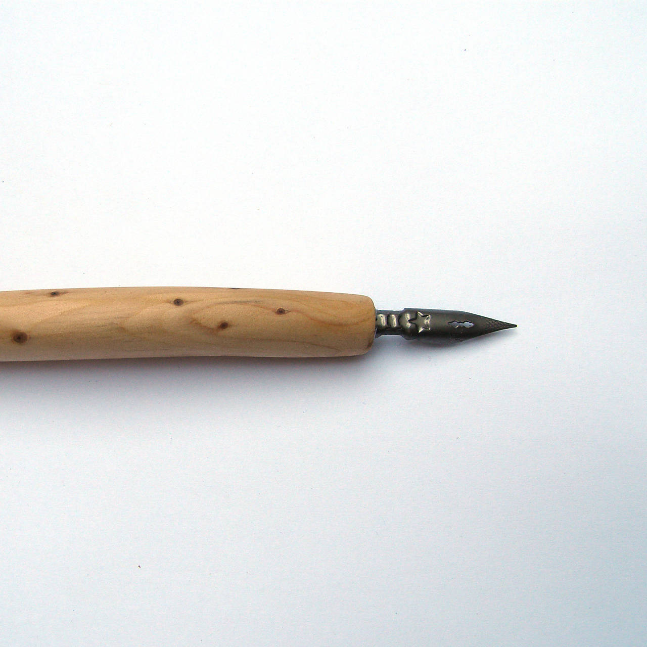 Drevené kaligrafické pierko - smrekovcové / wlkr - SAShE.sk