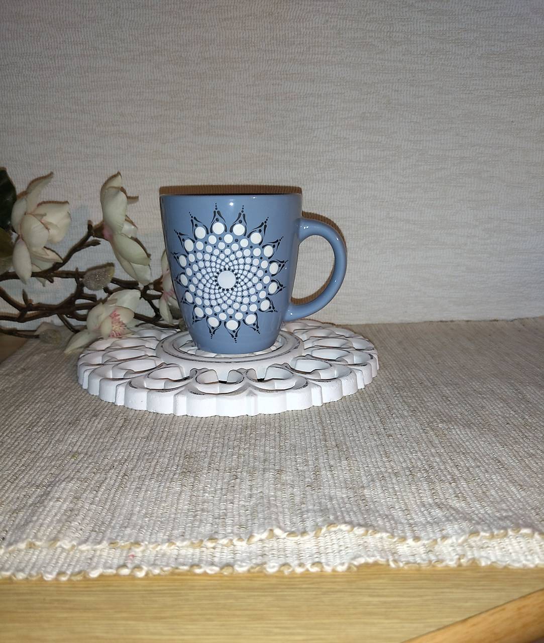 Biela mandala - Na hrnčeku maľované (Modrá) / Vkm - SAShE.sk