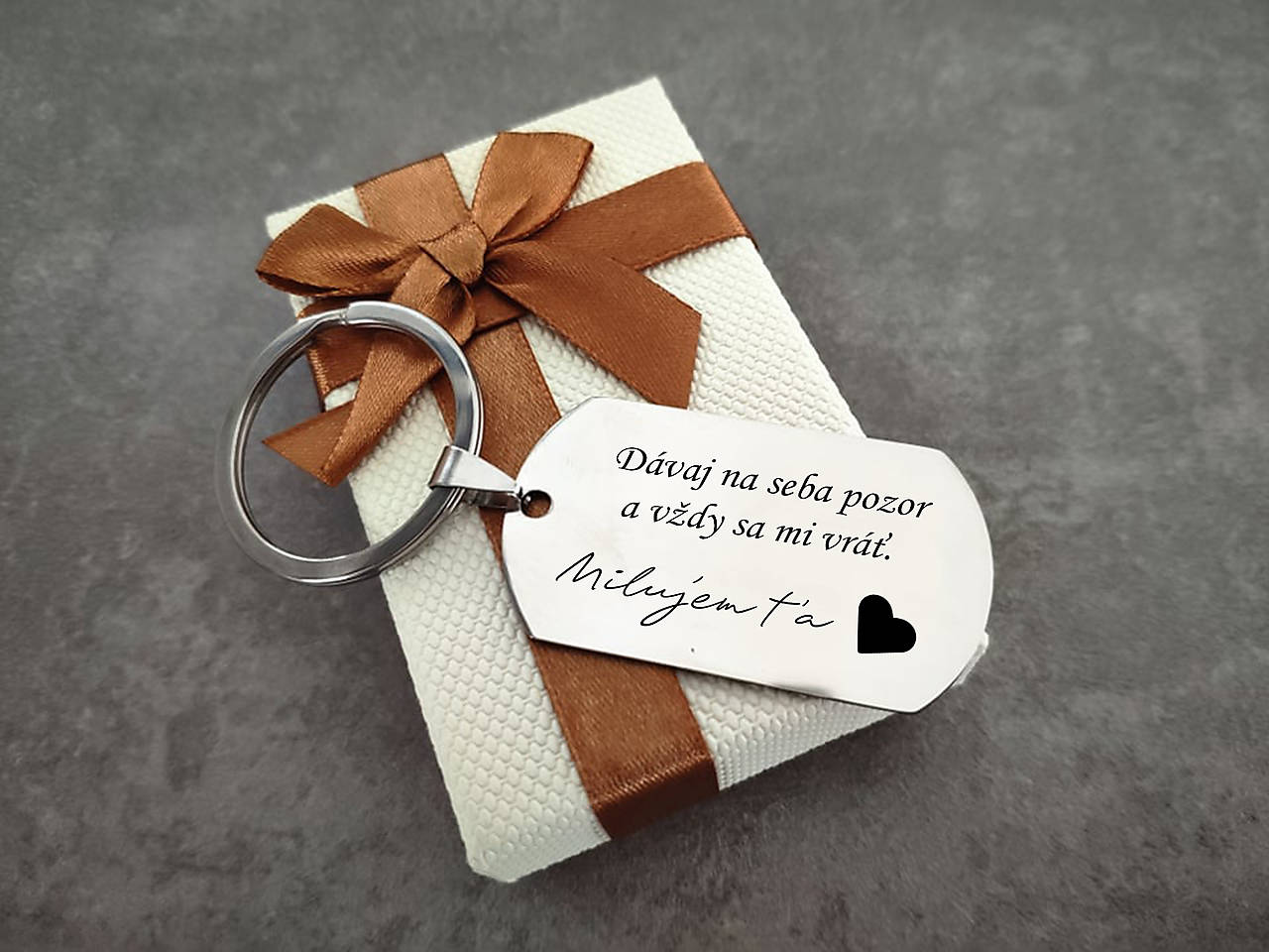 Kľúčenka z chirurgickej ocele s gravírovaním textom: Dávaj na seba ...