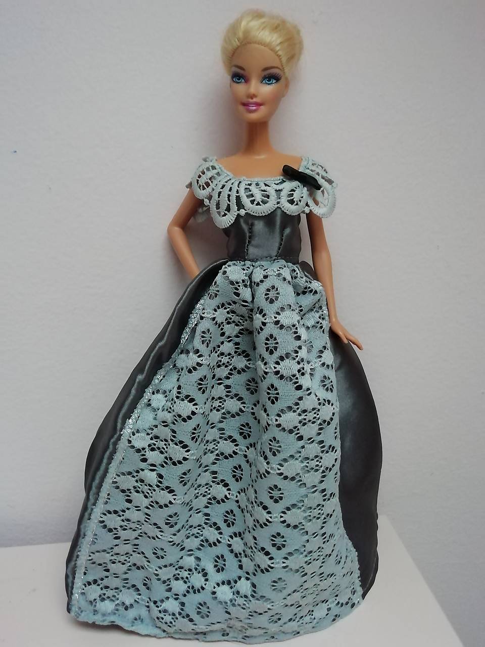 Sivé čipkové šaty pre Barbie / Jatabona - SAShE.sk