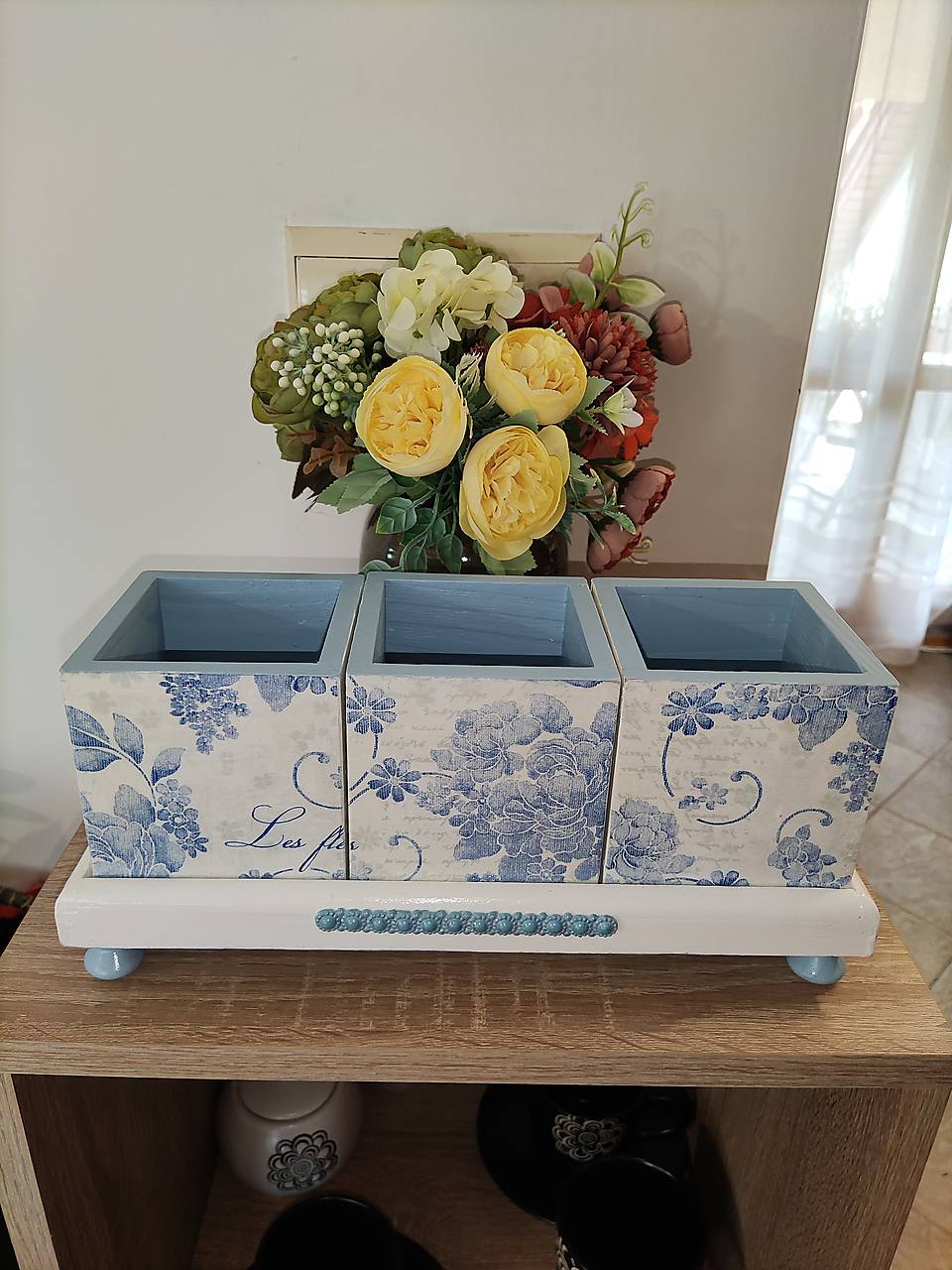 Drevený stojan modro-biely / Zbrusunove - SAShE.sk