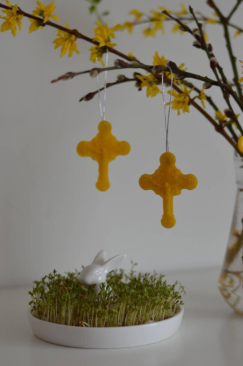 Krížik zo včelieho vosku-závesná dekorácia / uVierenky - SAShE.sk