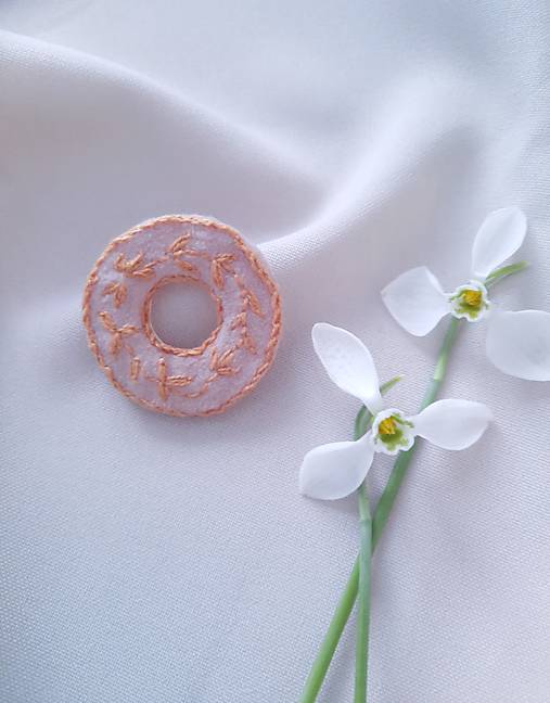Vyšívaná brošňa DONUT (béžová) / MINAY - SAShE.sk