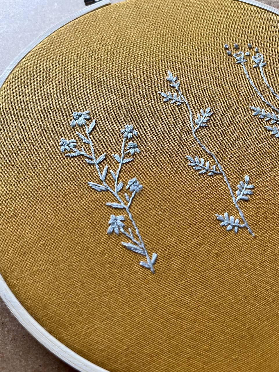 Vyšívaná dekorácia Tri lúčne kvety / cozynoches - SAShE.sk