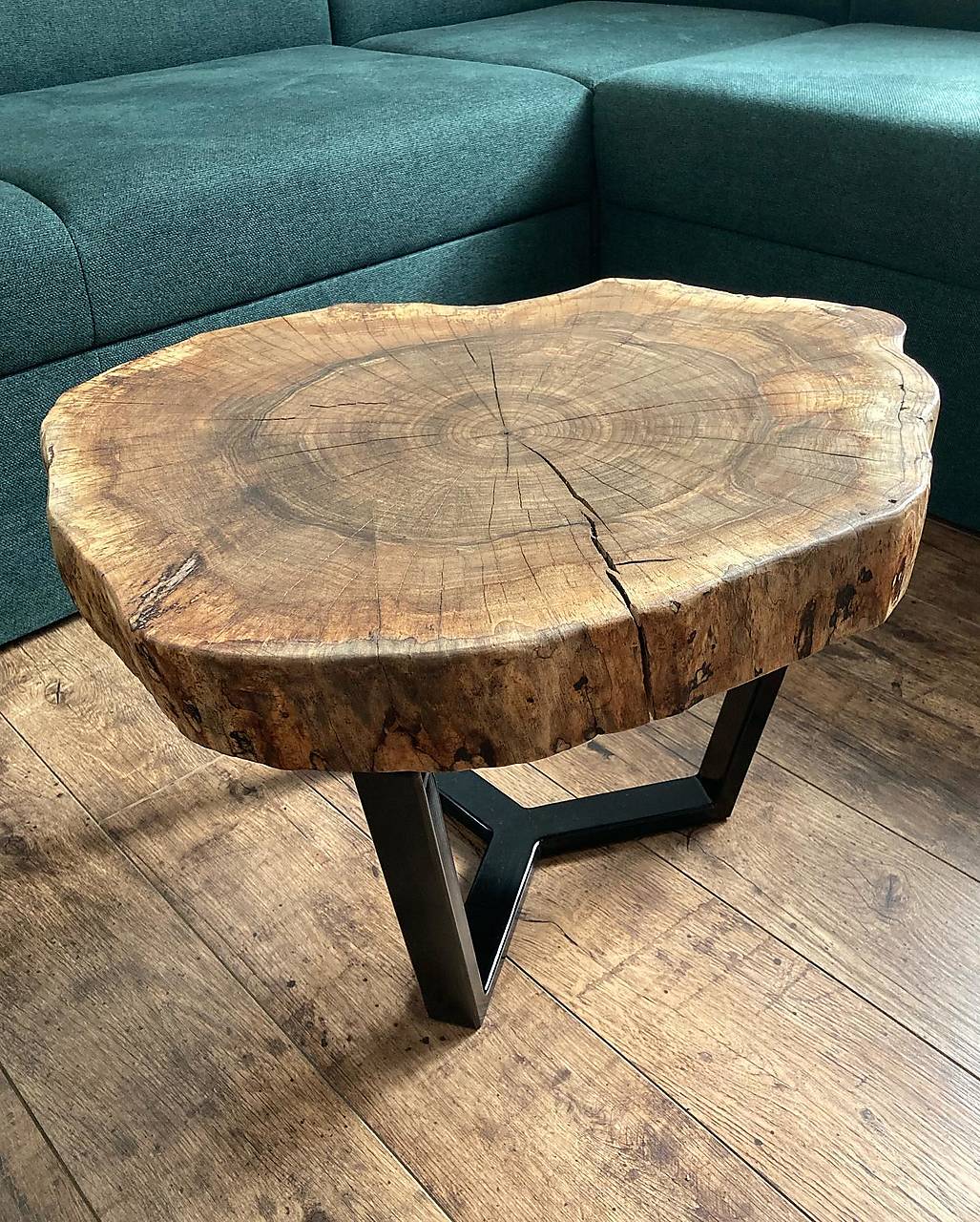 Konferenčný masívny stolík Orech / hudko - SAShE.sk