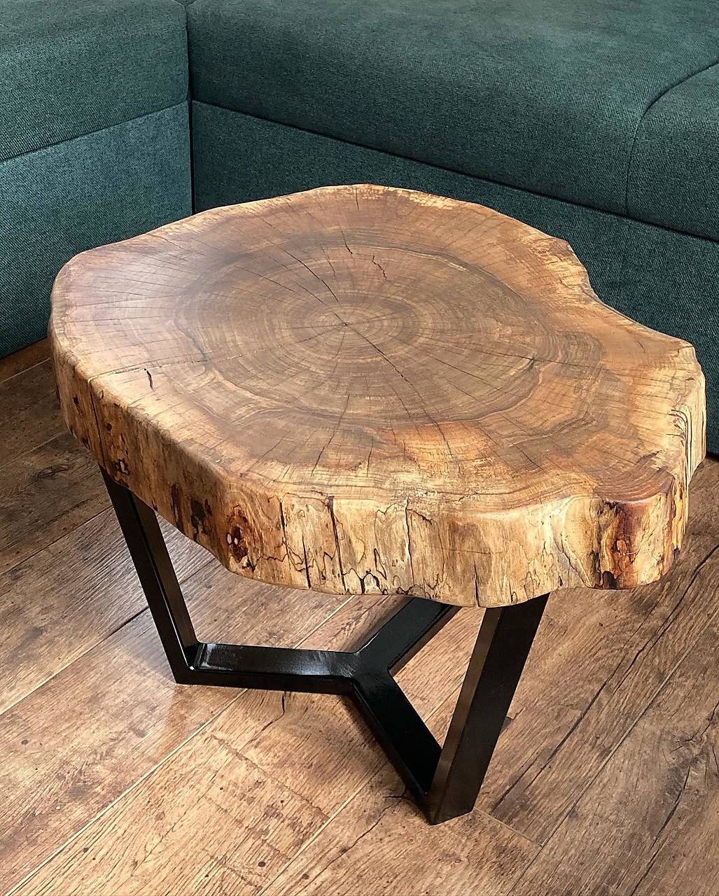 Konferenčný masívny stolík Orech / hudko - SAShE.sk