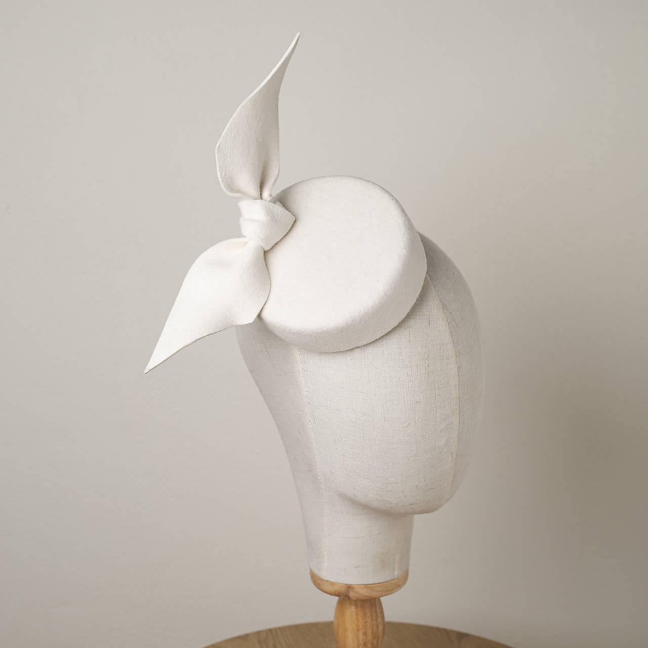 Svadobný klobúčik s mašľou, moderný klobúčik pre nevestu / BeChic ...