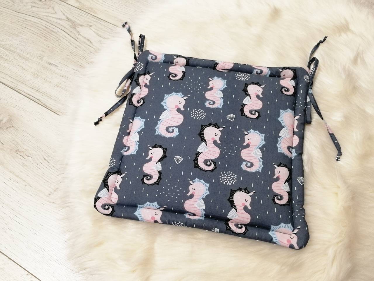 Detský podsedák na školskú stoličku (morské koníky) / Julkis-ART - SAShE.sk