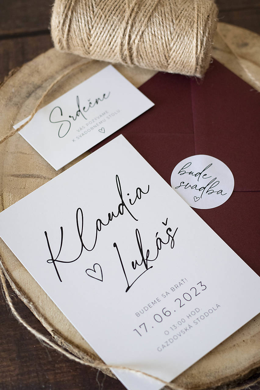 Svadobné jednoduché oznámenie "Mená a srdiečko" (Samolepka na obálku 4cm "bude svadba ...
