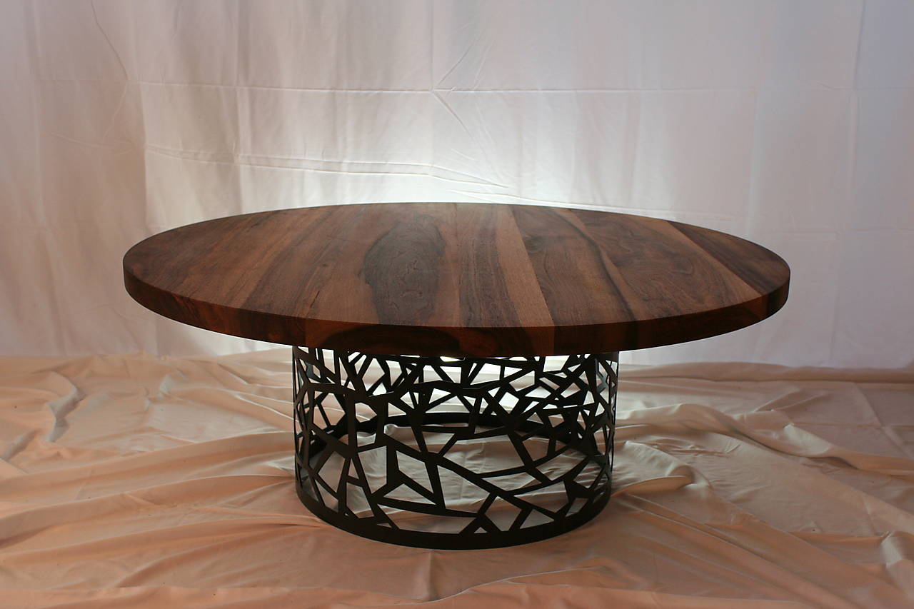 Orechový konferenčný stôl s perforovanou nohou / jaziwoodstudio - SAShE.sk