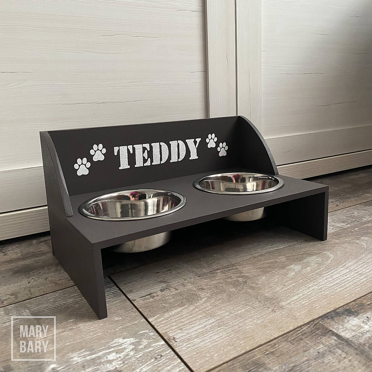 Stojan na misky pre psy a mačky s menom - ŠEDOHNEDÝ / marybary - SAShE.sk