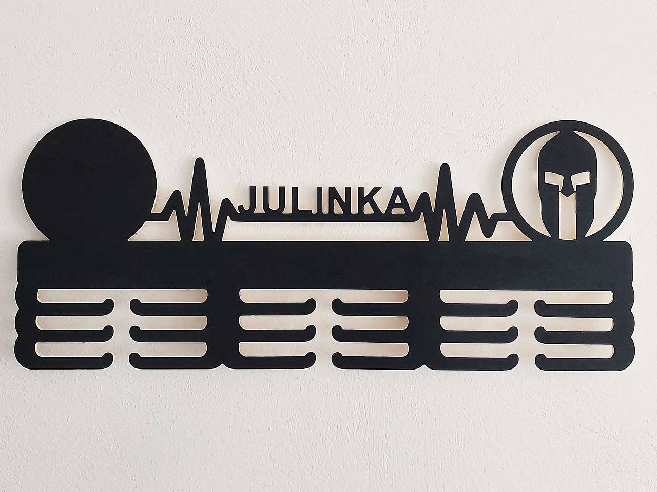 Drevený držiak na medaily TRIFECTA maľovaný 55cm beh / LYMFY - SAShE.sk