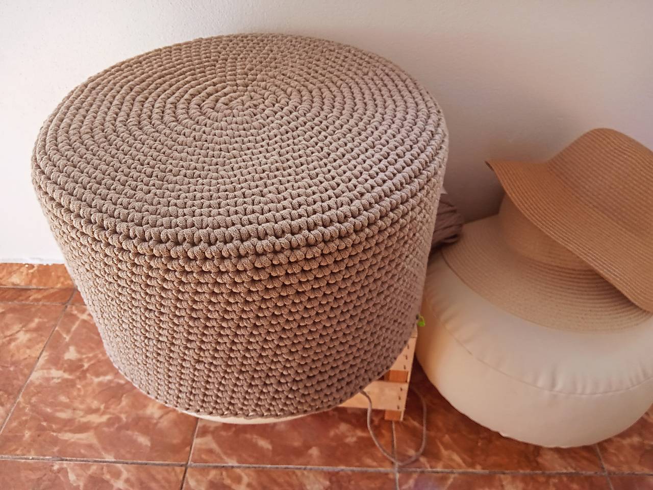 Háčkovaný puf stolík CAPPUCCINO / REJAdekor - SAShE.sk