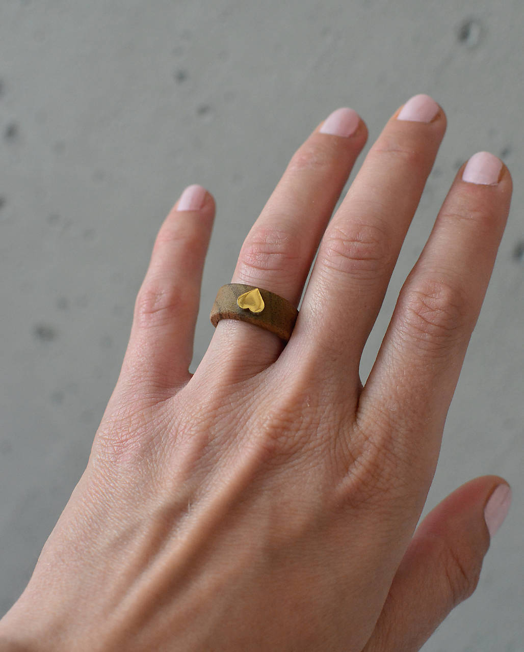 Drevený prsteň/ pozlatené srdiečko / cervuS.M - SAShE.sk