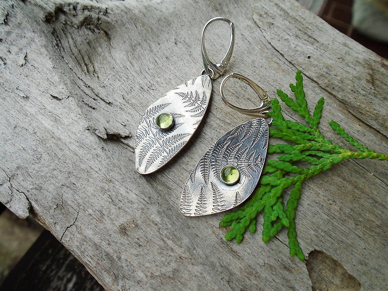 Strieborne náušnice Ag925 Papradie olivín / Icus - SAShE.sk