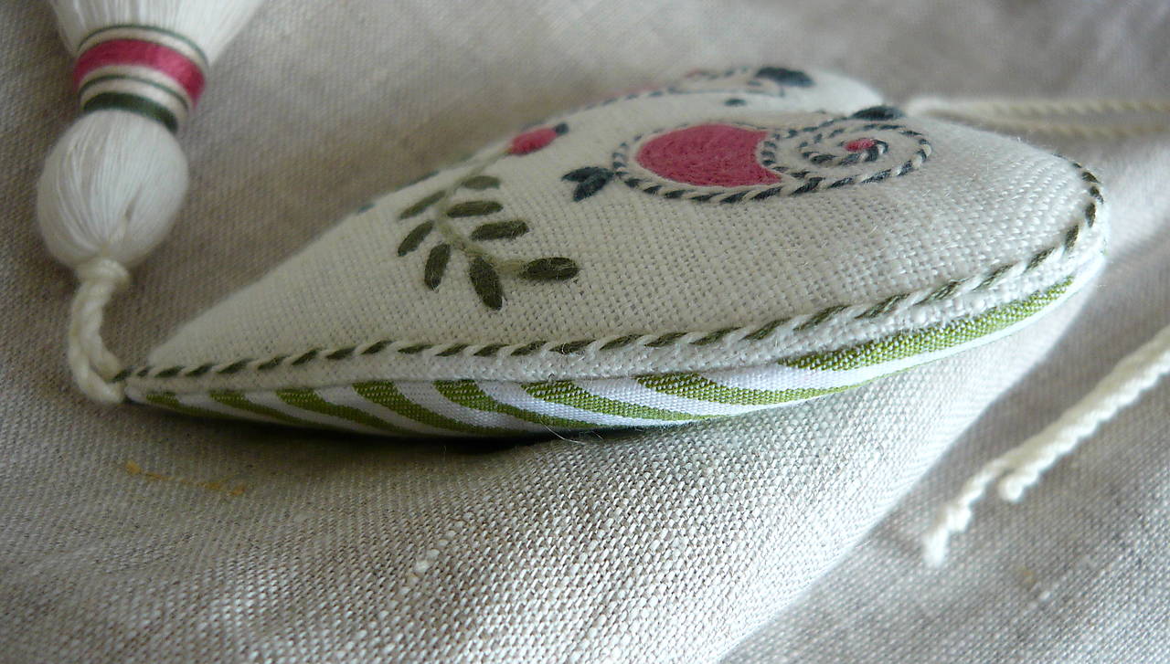 Valentín -srdce vyšívané so strapcom-zelený pásik - ružové vtáčiky ...