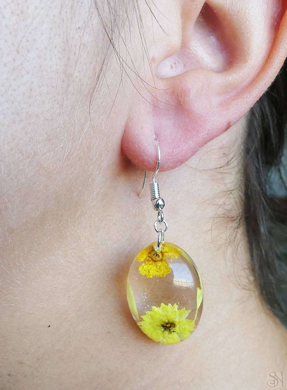 Žlté oválne náušnice zo živice s kvetmi / SperkySaN - SAShE.sk