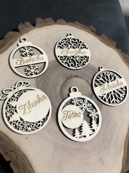 Drevenné vianočné ozdoby s menom 3 / LukkeGrav - SAShE.sk