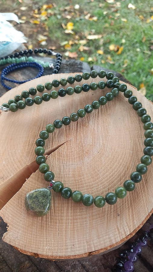 Ochranný Nefrit náhrdelník 8mm s príveskom unakit,omladzujúci kameň ...