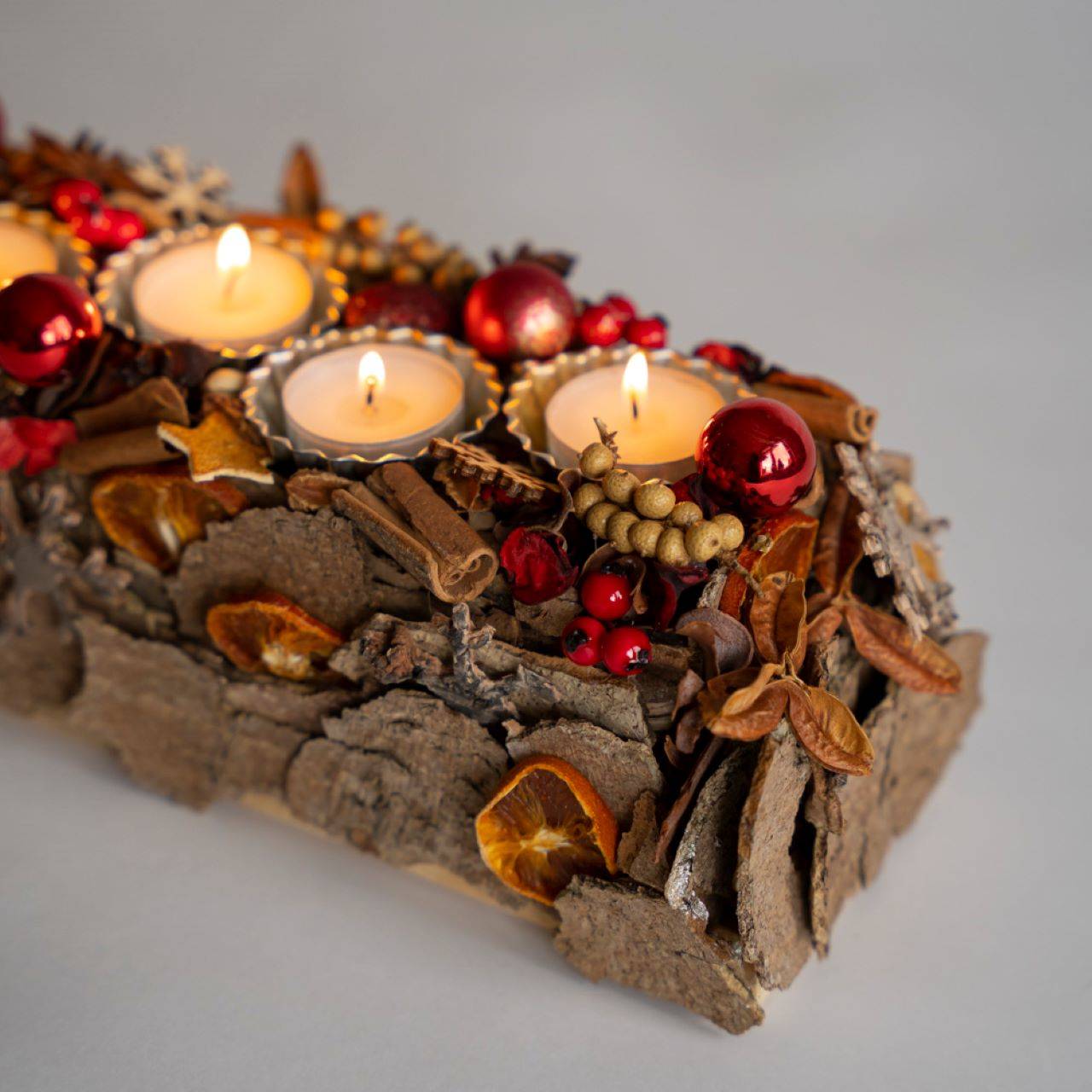 Vianočný svietnik z trvácnych materiálov v prírodnej a červenej farbe ideálny na stôl ...