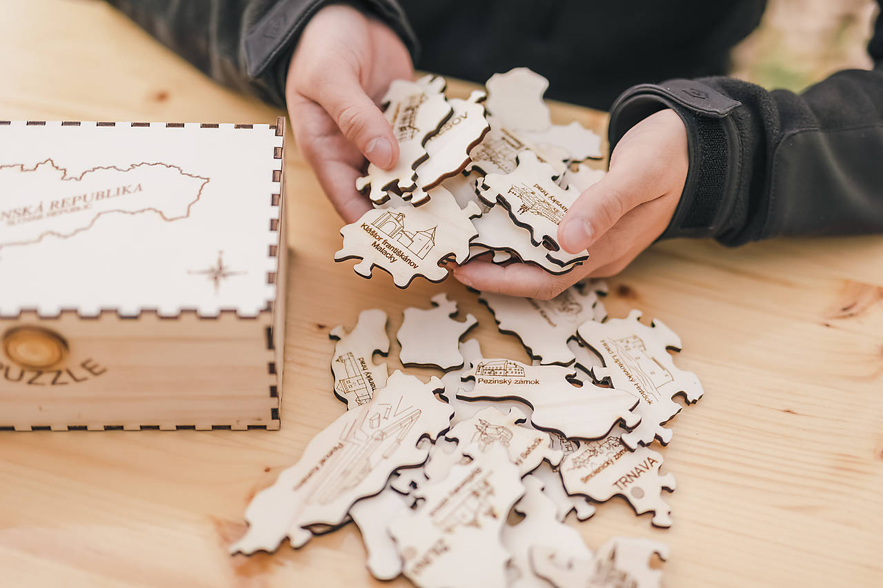 DREVENÉ PUZZLE v drevenej krabičke SLOVENSKO (HRADY A ZÁMKY ...