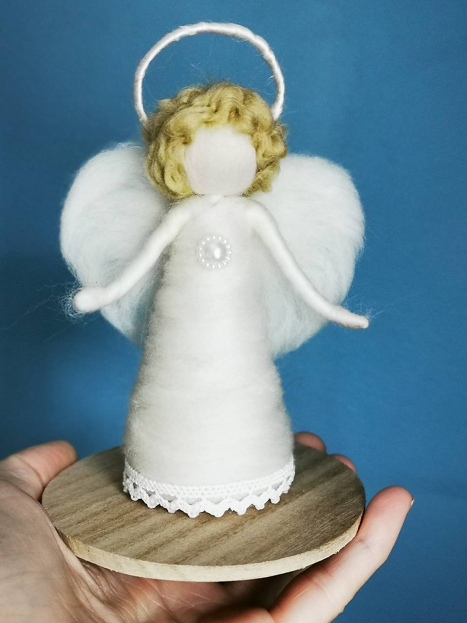 Plsteny anjelik na drevenom stojane / Lilina - SAShE.sk