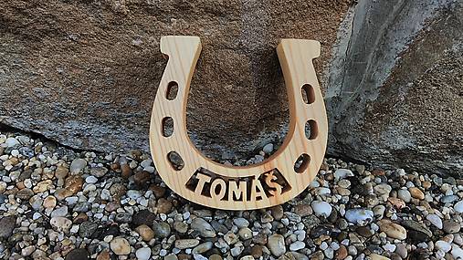 Drevená podkova s menom / Vyrezavanie - SAShE.sk