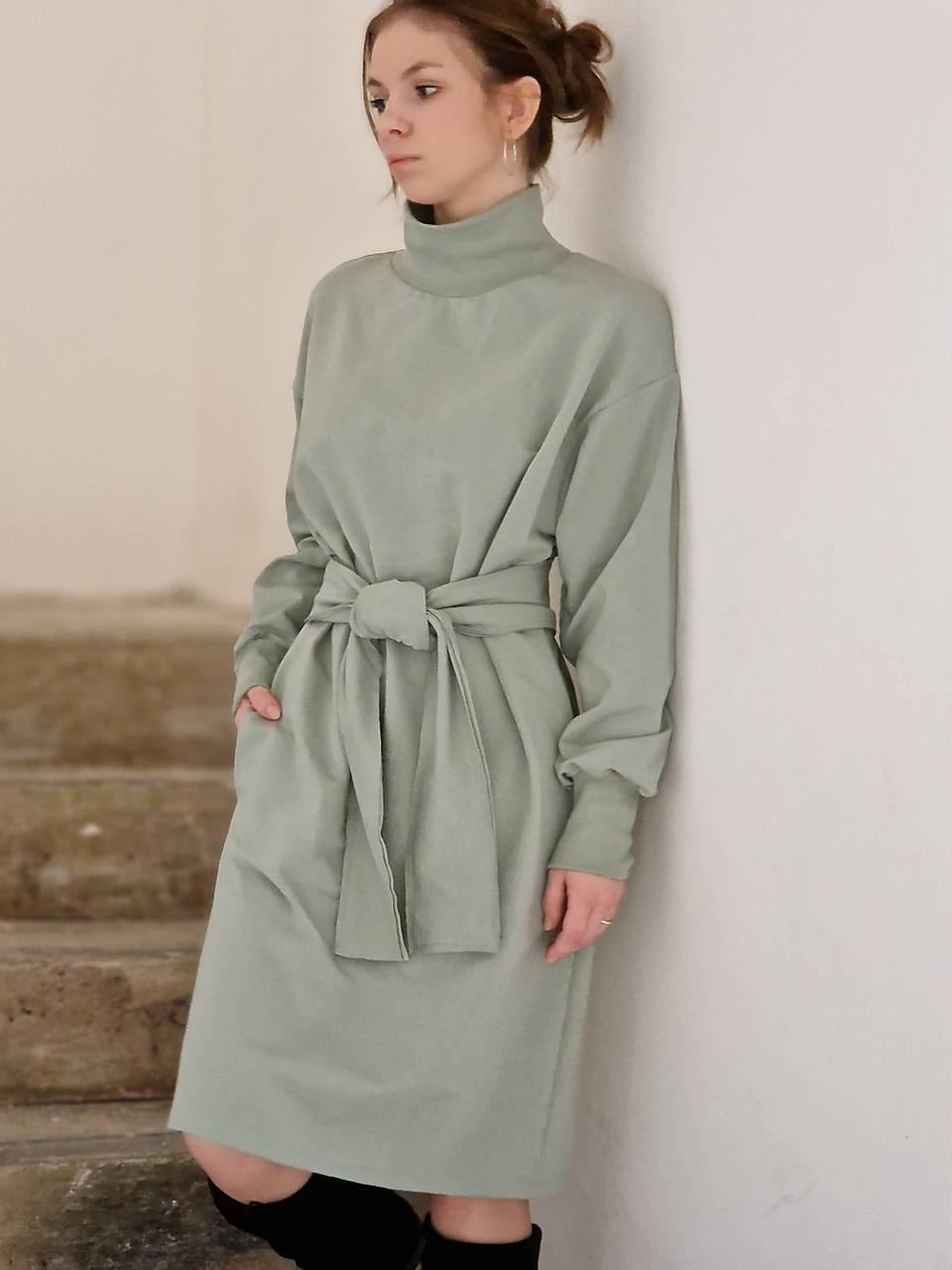 LIBBY Sage dámske teplákové šaty s rolákom a vreckami / ajkadizajn - SAShE.sk