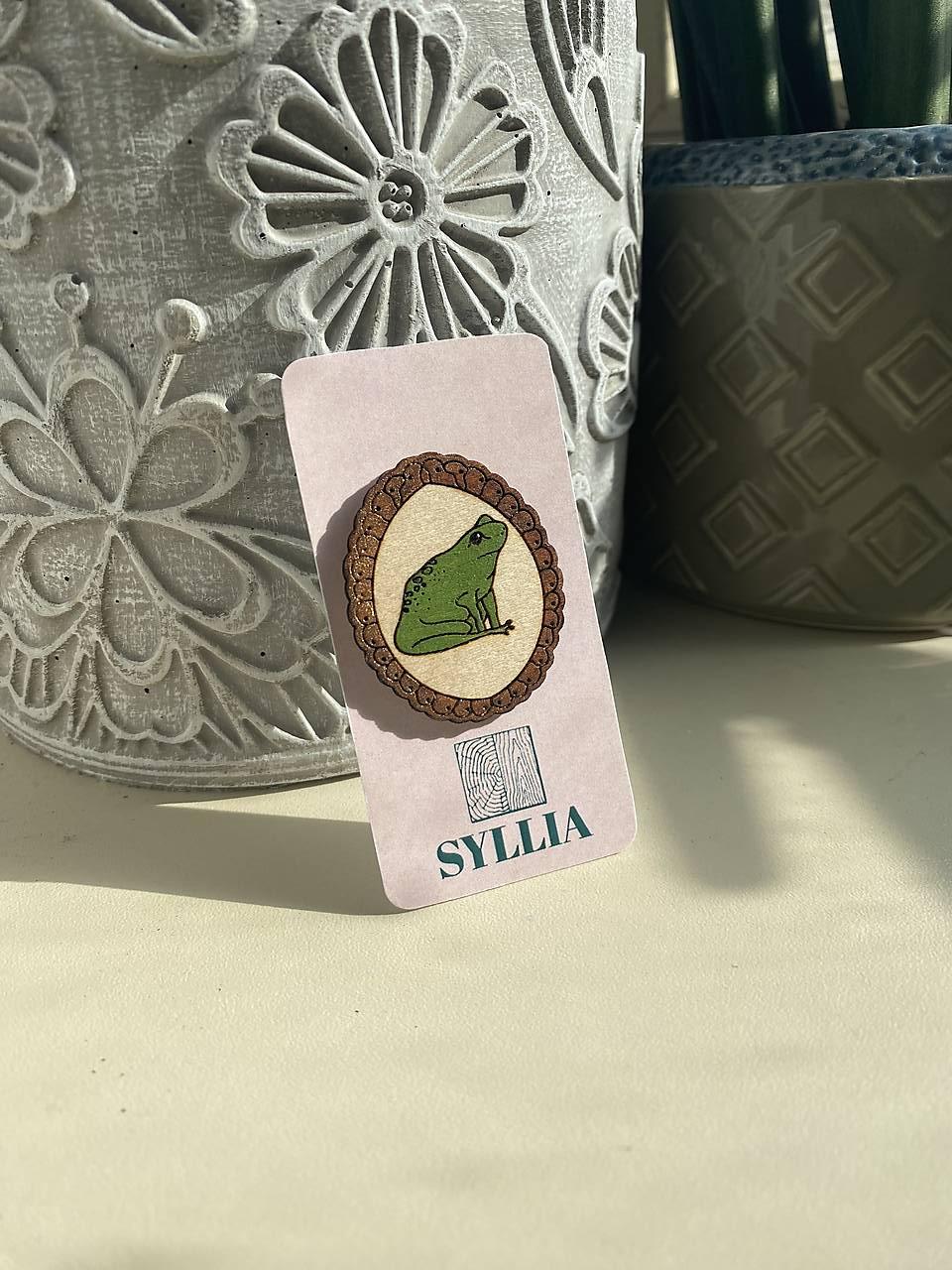 Drevená brošňa žabka / Syllia - SAShE.sk
