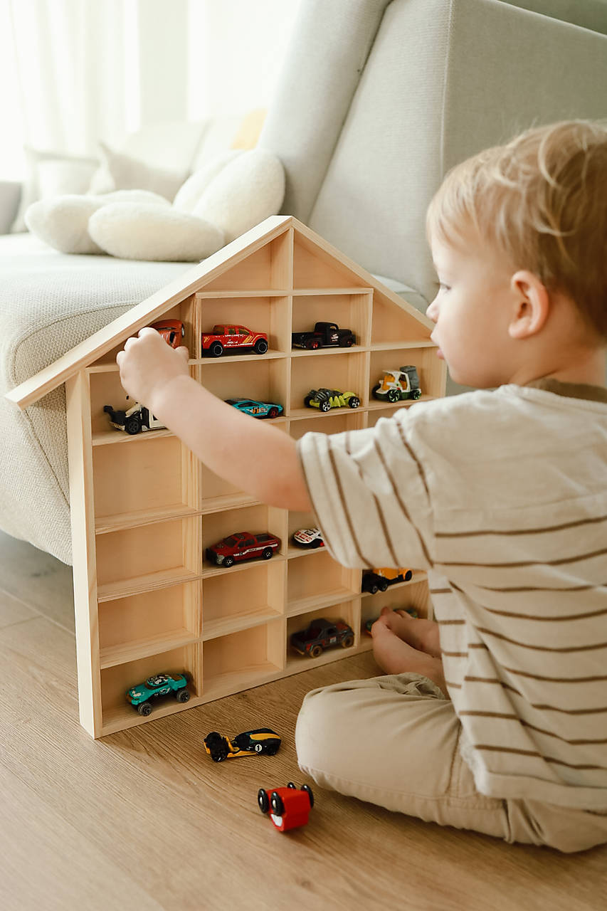 Drevený policový domček na autička / dreveny.domcek - SAShE.sk